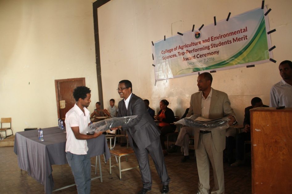 Colleges Award Top Scoring Students – Haramaya University